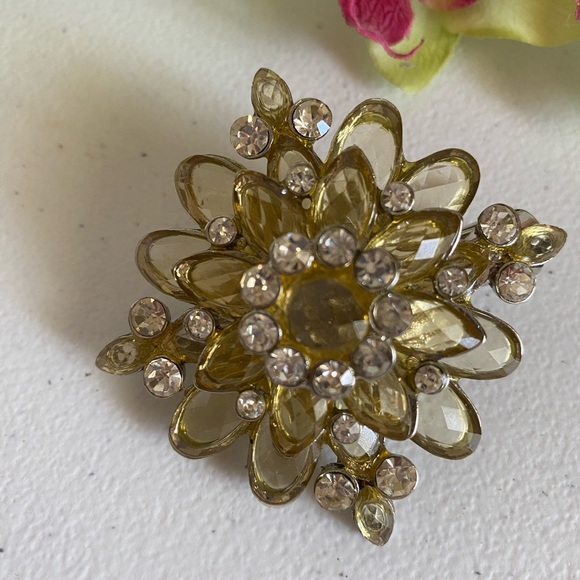 Elle | Accessories | Elle Salon Hair Clip Pale Yellow Sparkle Green ...